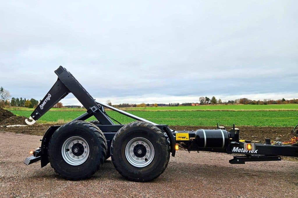 Compact telescopic hook-lift trailer - World Agritech